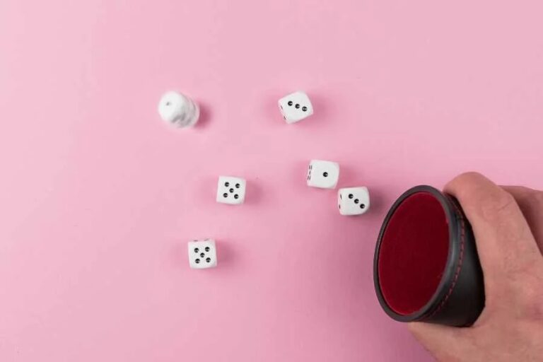 How To Play Farkle Dice Game – Rules For Beginners - KiwiBox